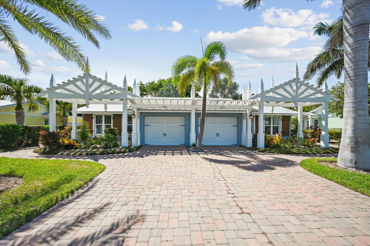 Loggerhead Beach House | Holmes Beach, FL | Lizzie Lu's Island Retreat