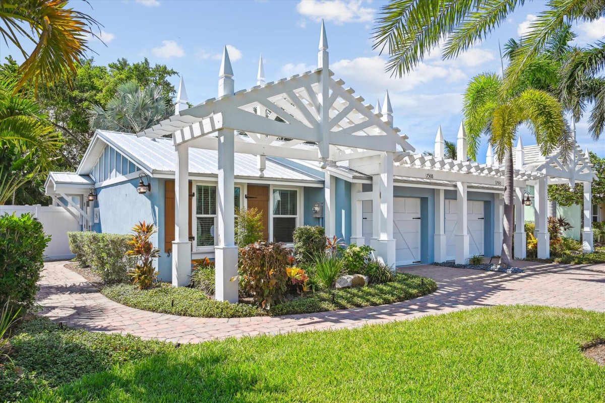 Loggerhead Beach House | Holmes Beach, FL | Lizzie Lu's Island Retreat