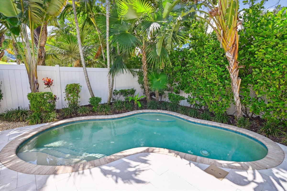 Loggerhead Beach House | Holmes Beach, FL | Lizzie Lu's Island Retreat